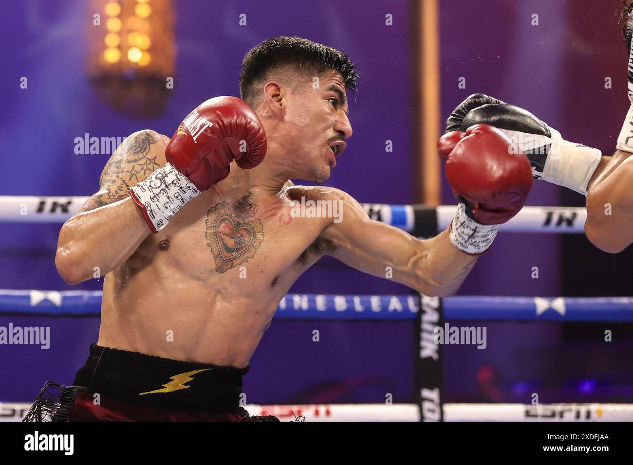 Las Vegas, NV, USA. 21st June, 2024. Francisco Pedroza (L) throws a ...
