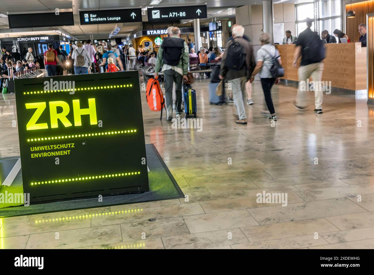 Innenansicht Terminal, Flughafen Zürich, ZRH. Umweltschutz, Environment ...