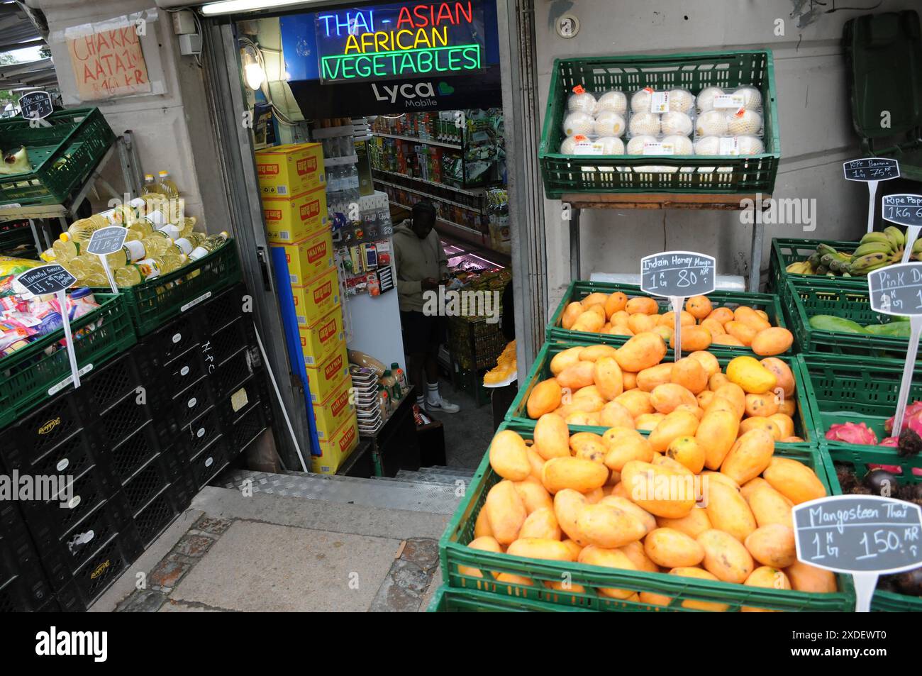 Indian honey mangoe hi-res stock photography and images - Alamy