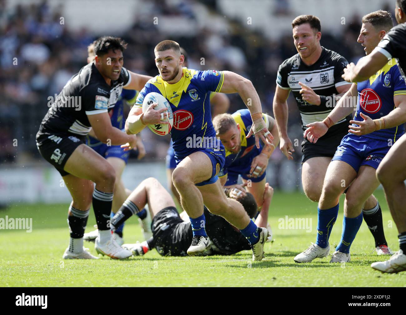 Warrington Wolves' Danny Walker breaks away during the Betfred Super ...