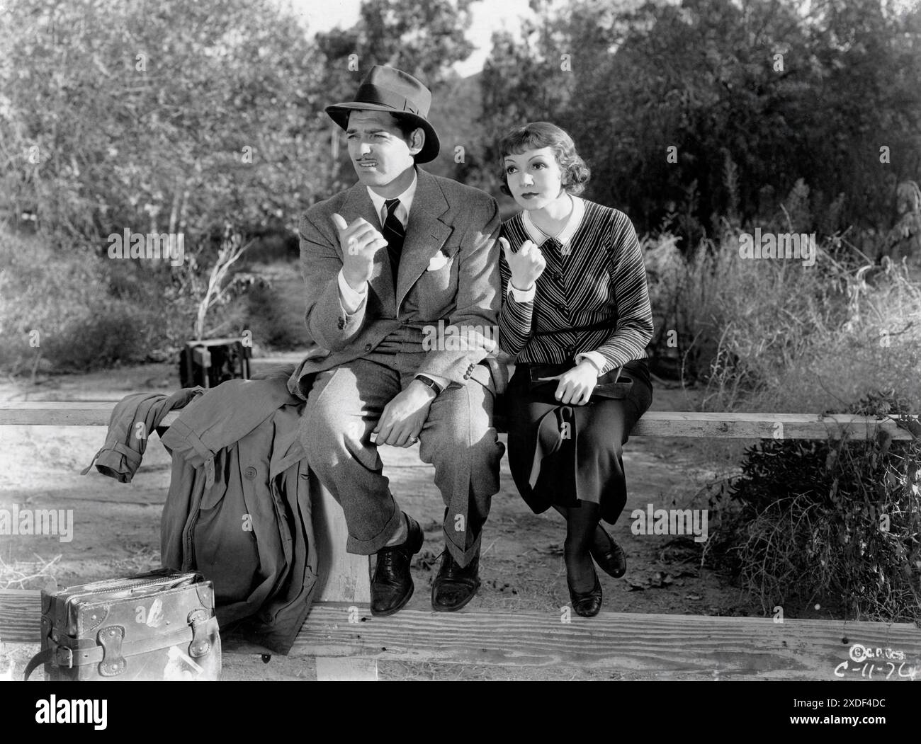 CLARK GABLE and CLAUDETTE COLBERT in IT HAPPENED ONE NIGHT 1934 ...