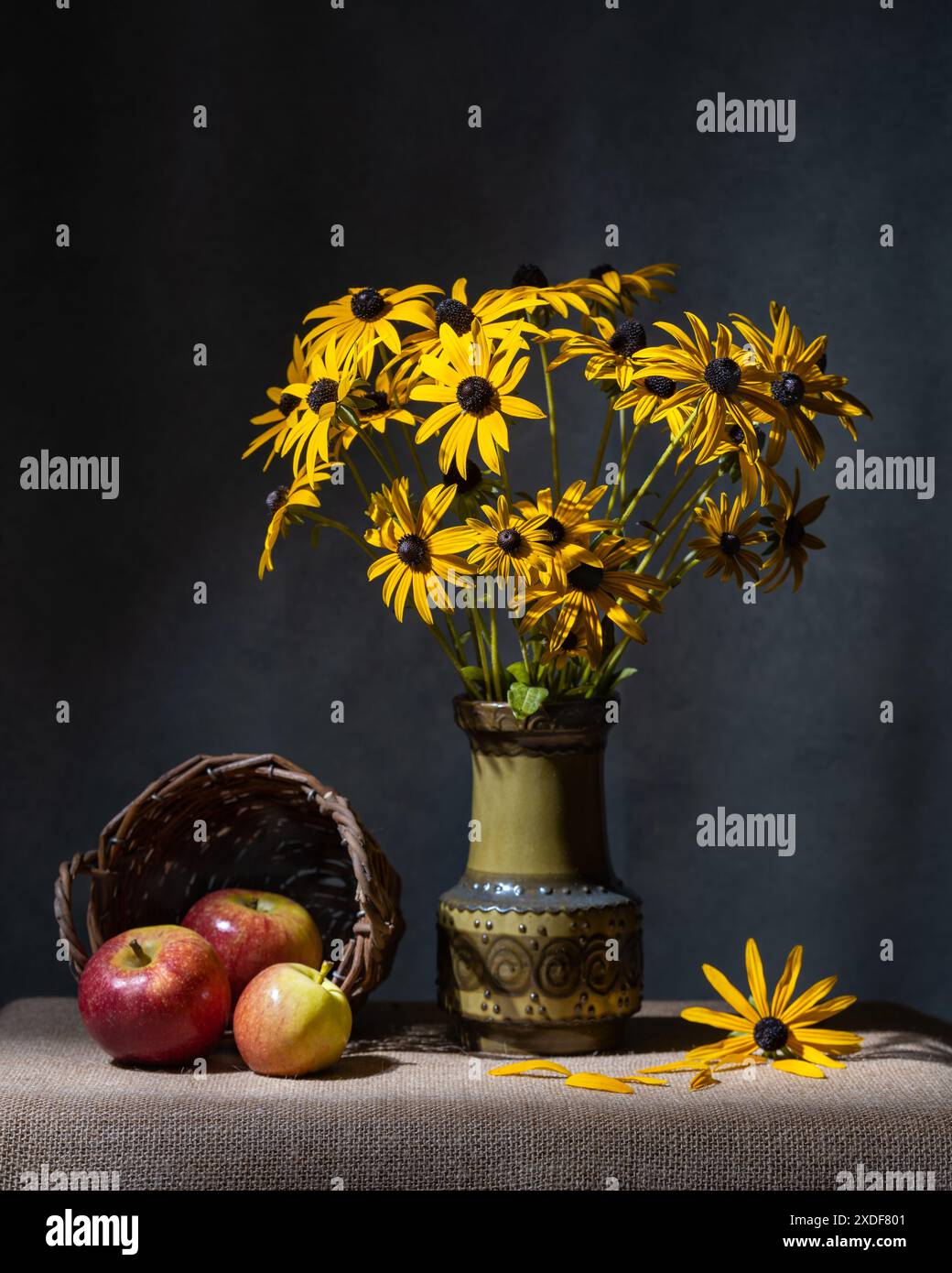Vase with apples hi-res stock photography and images - Alamy