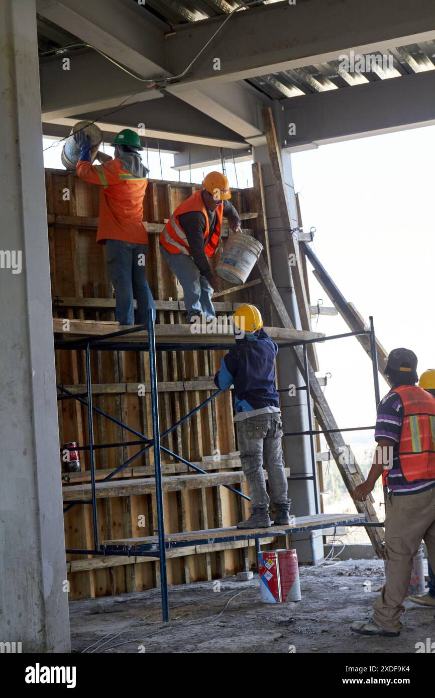 Mexican construction workers cement pouring concrete Stock Photo - Alamy