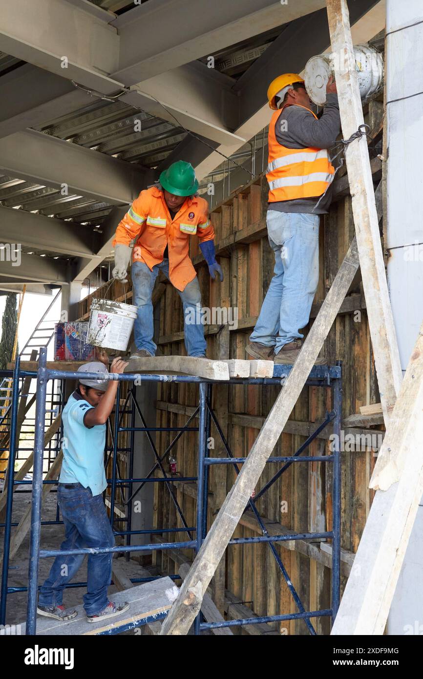 Mexican construction workers cement pouring concrete Stock Photo - Alamy