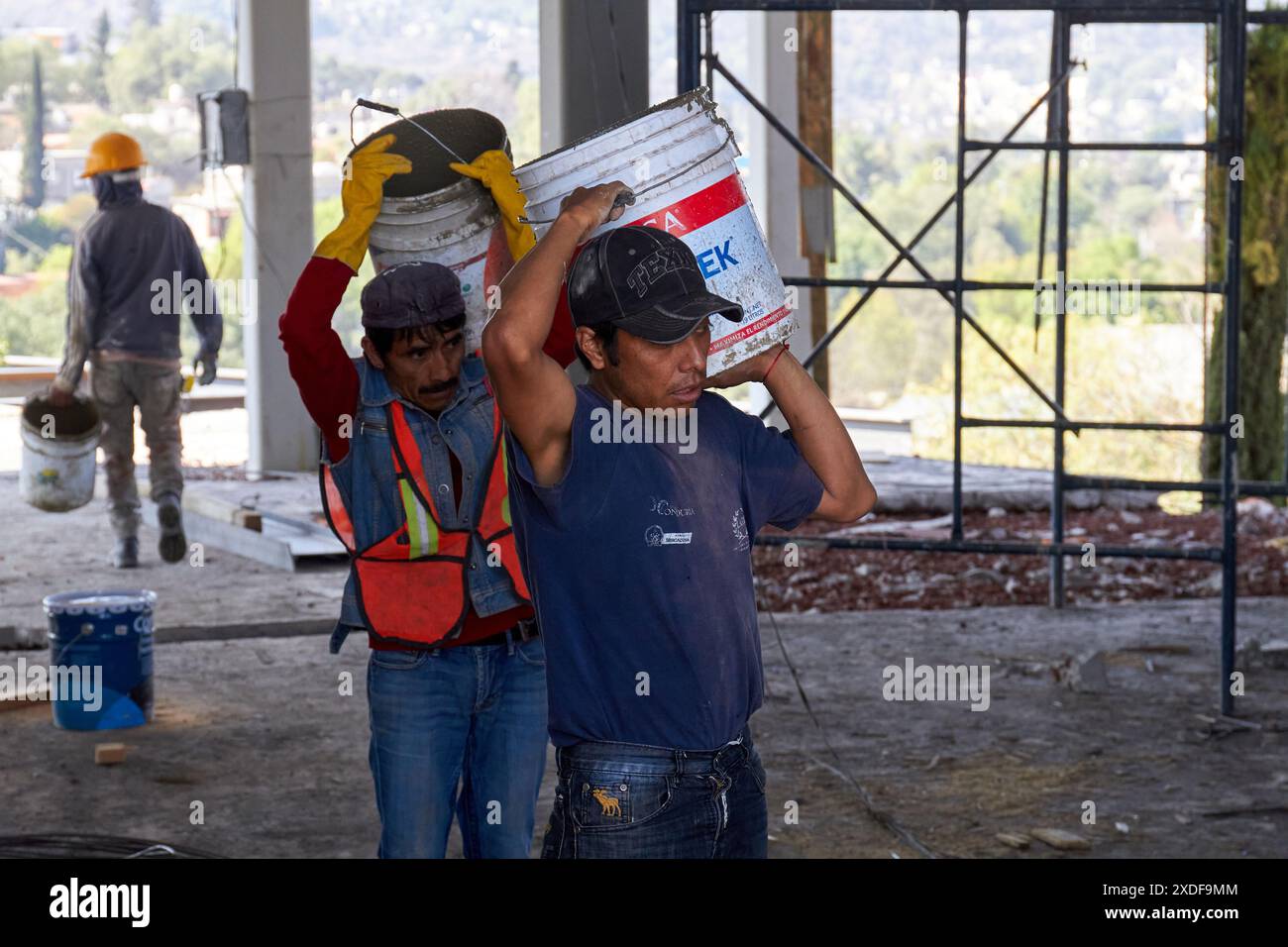 Mexican construction workers hi-res stock photography and images - Alamy