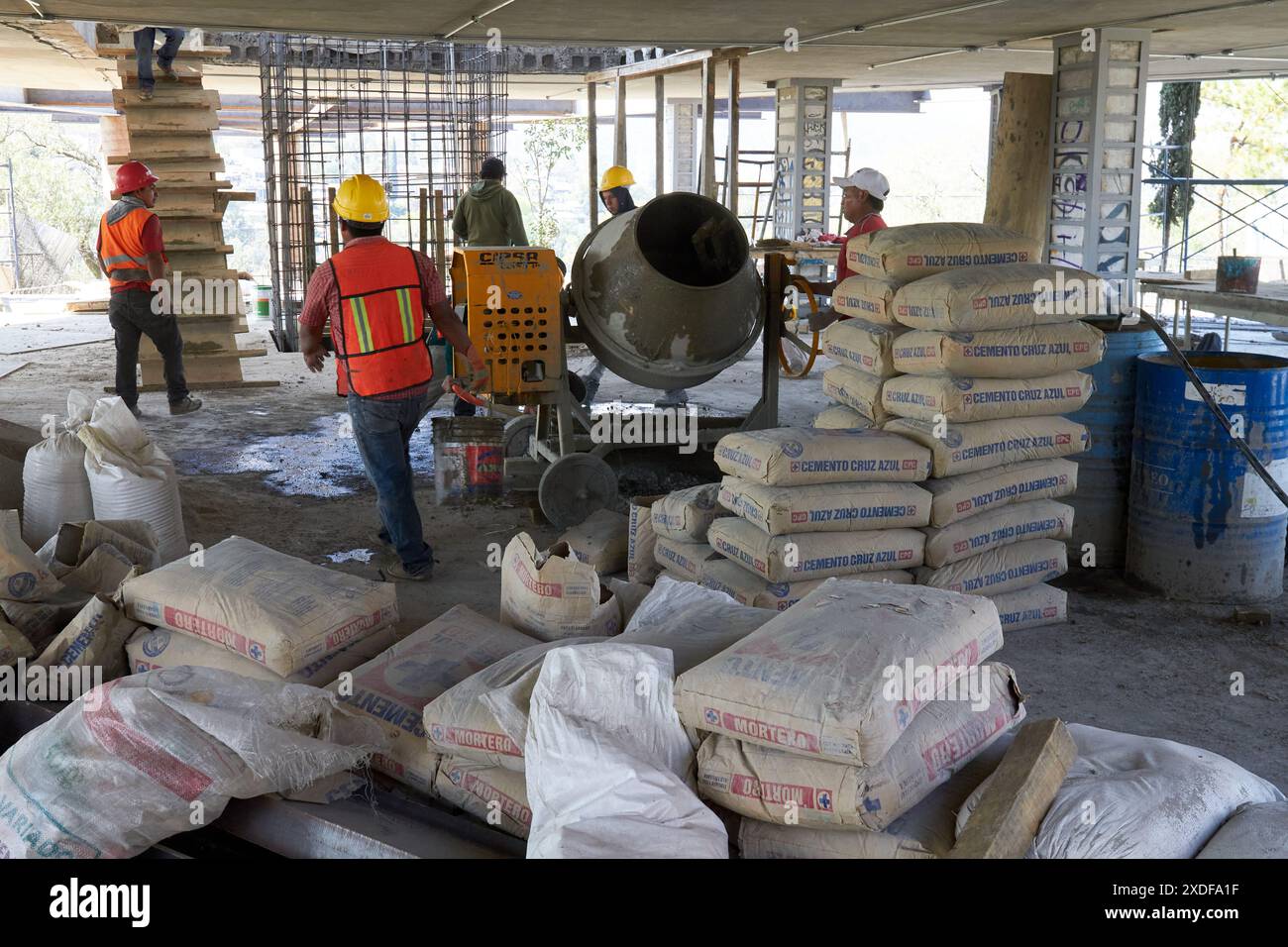 Mexican construction workers cement pouring concrete Stock Photo - Alamy
