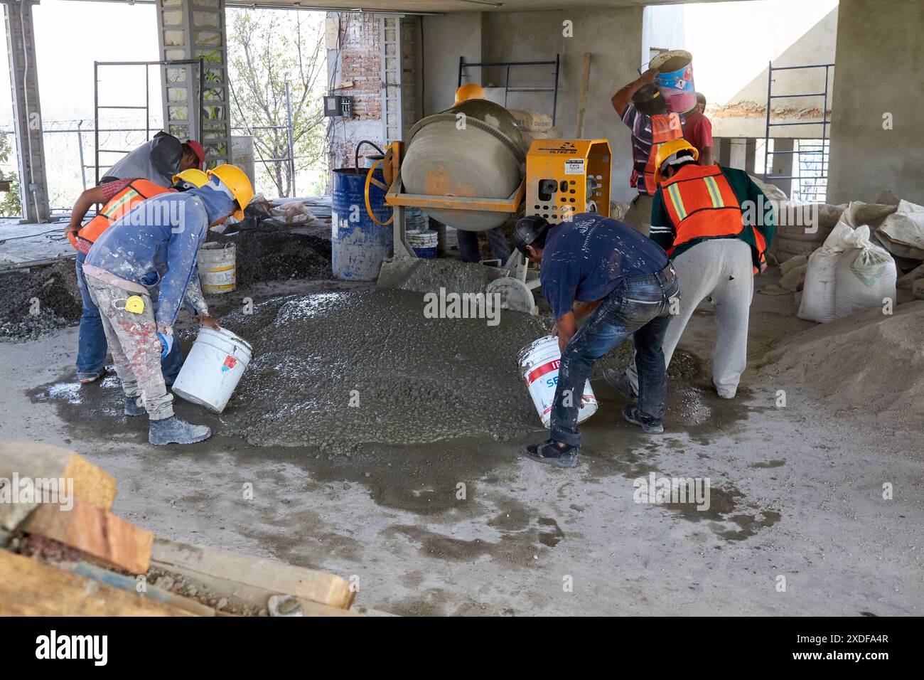 Mexican construction workers cement pouring concrete Stock Photo - Alamy