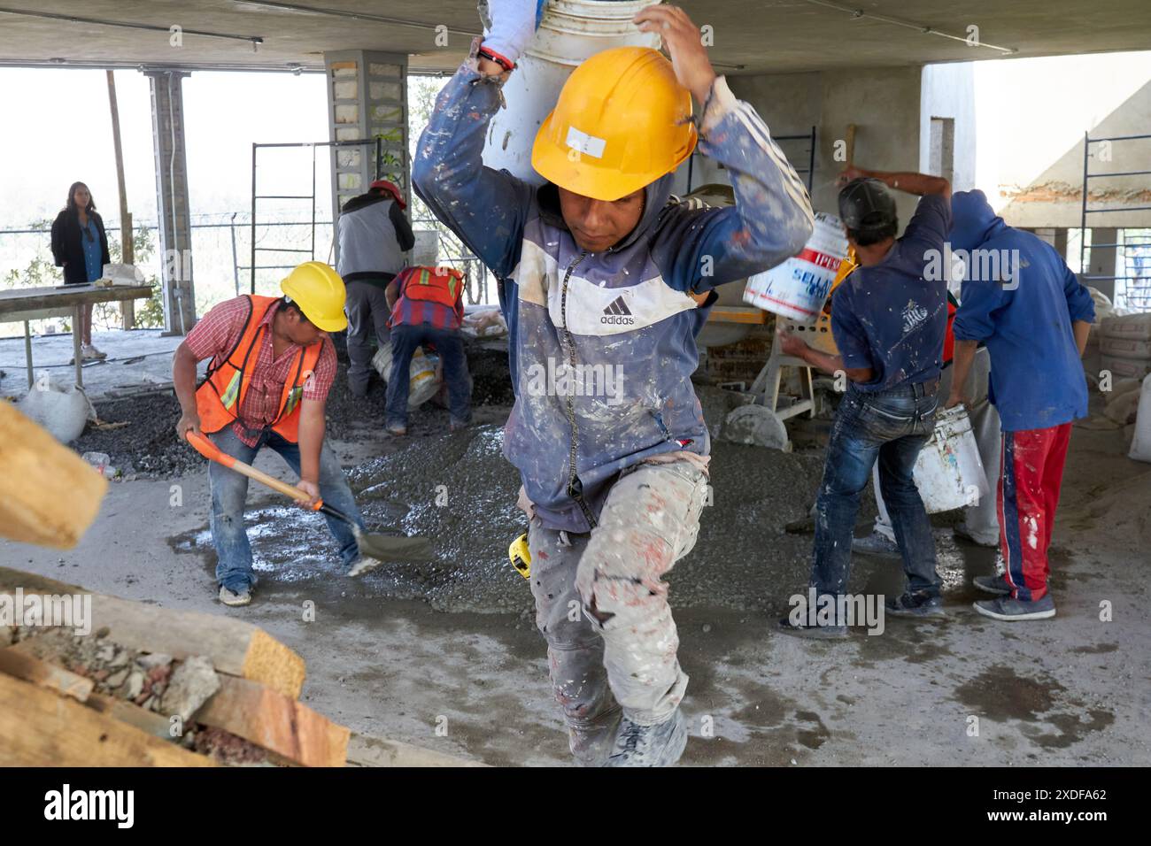 Mexican construction workers cement pouring concrete Stock Photo - Alamy