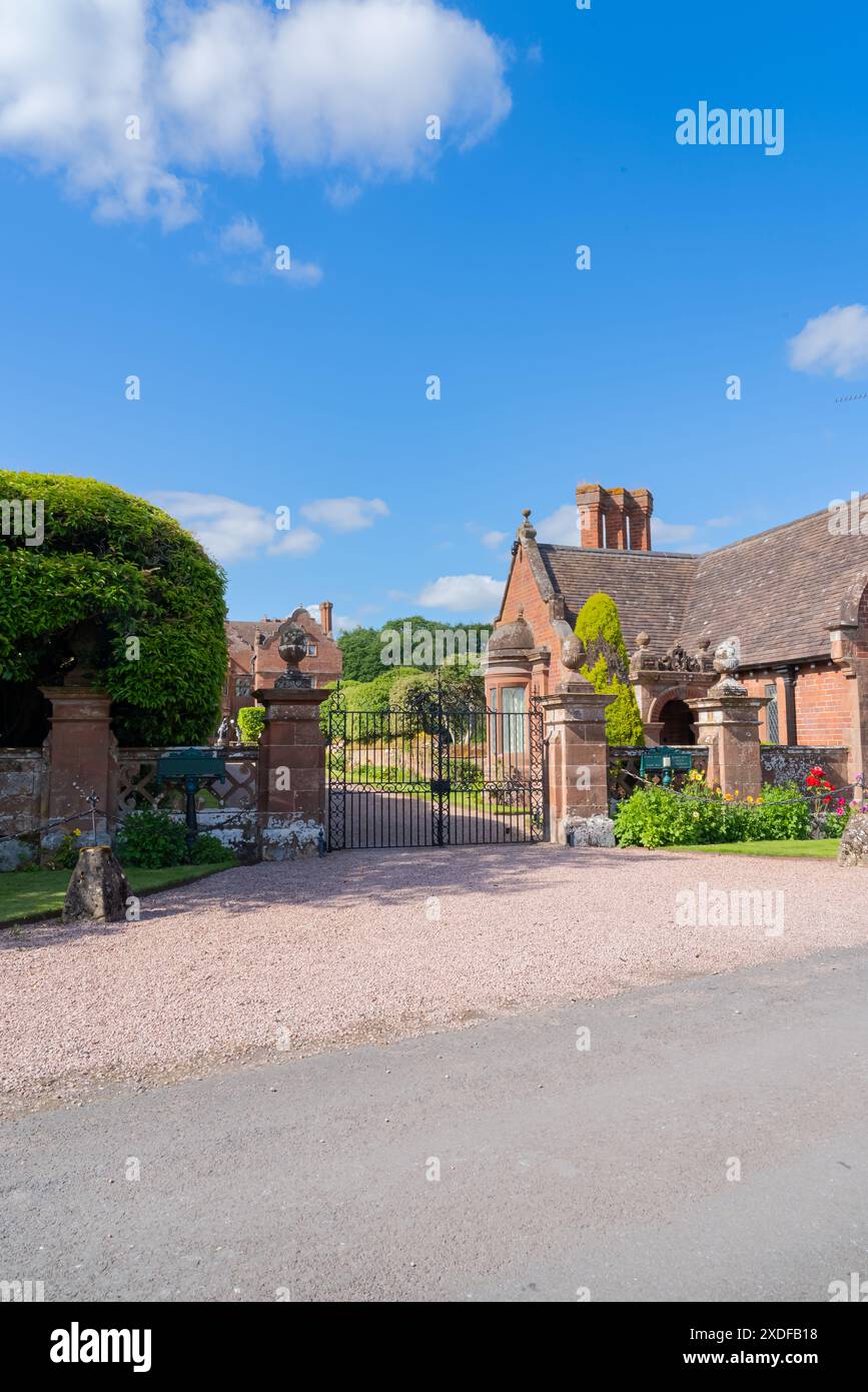 View of an English stately home with lodge, Attractive English Mansion ...