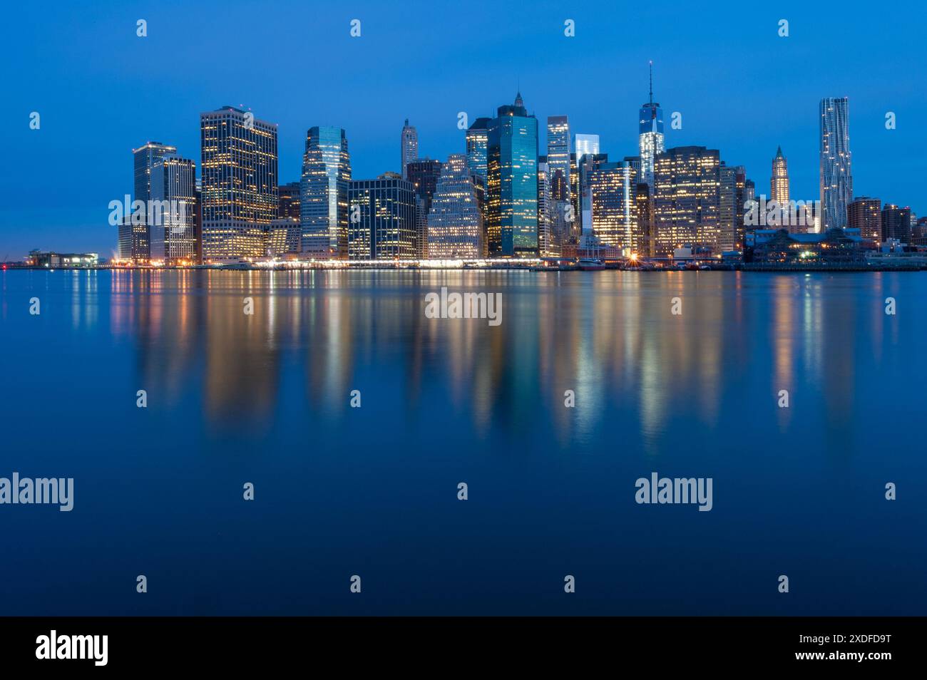 Sun rise over Manhattan from Brooklyn, long exposure with the lights of ...