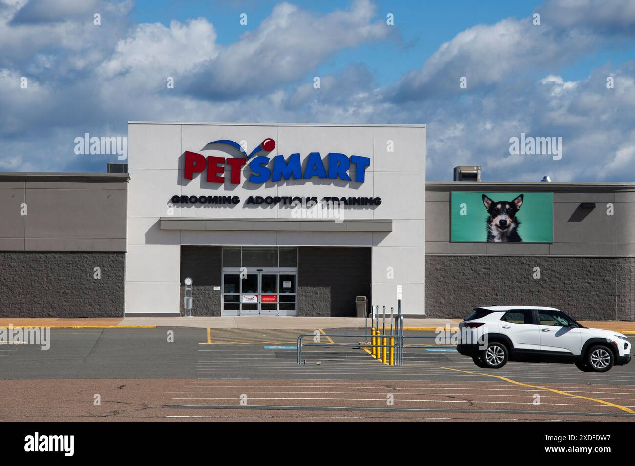 Shopping centre signage hi-res stock photography and images - Alamy