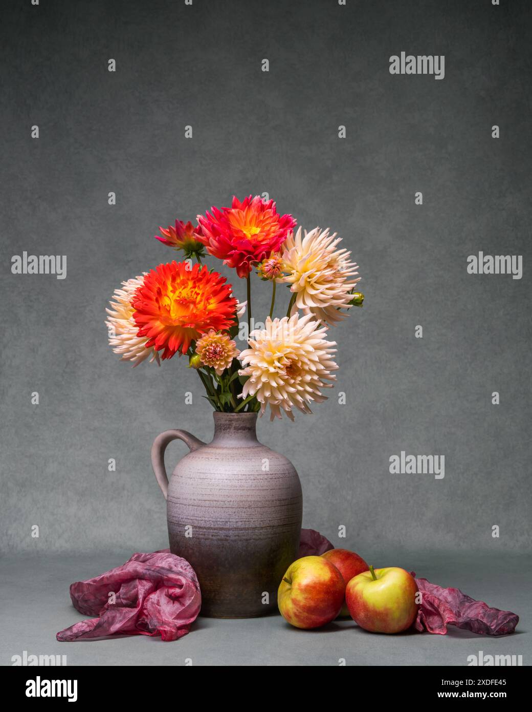 Vase with apples hi-res stock photography and images - Alamy