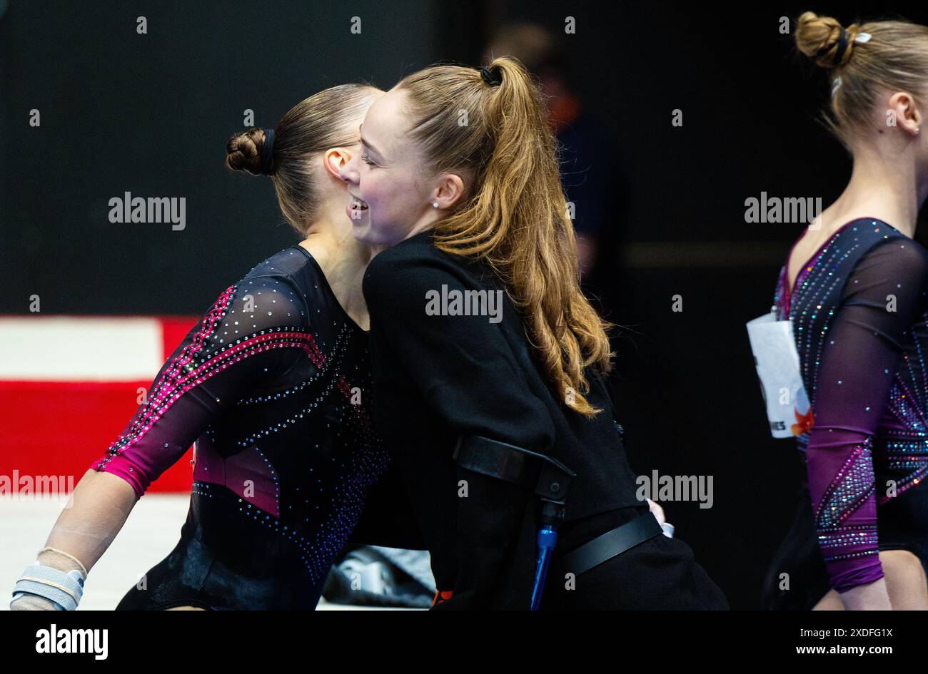 ROTTERDAM - Eythora Thorsdottir on crutches congratulates Vera van Pol ...