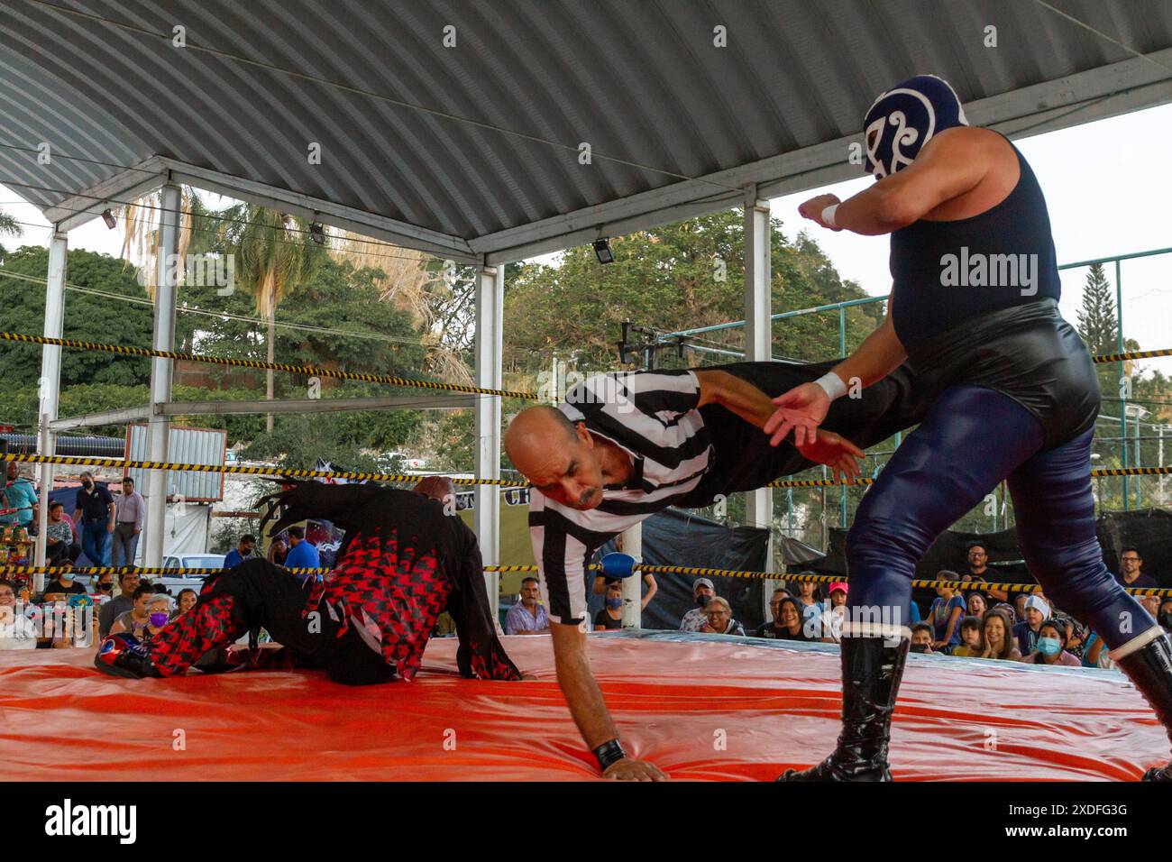 Lucha libre wrestlers fight referee hi-res stock photography and images ...