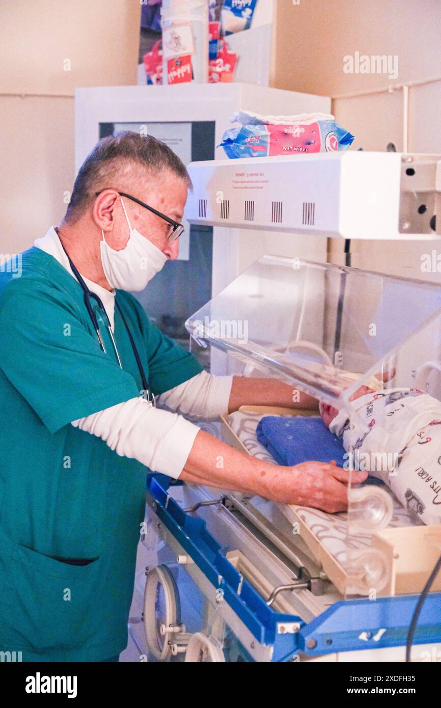 neonatologist holding a newborn baby in his arms in the hospital Stock ...