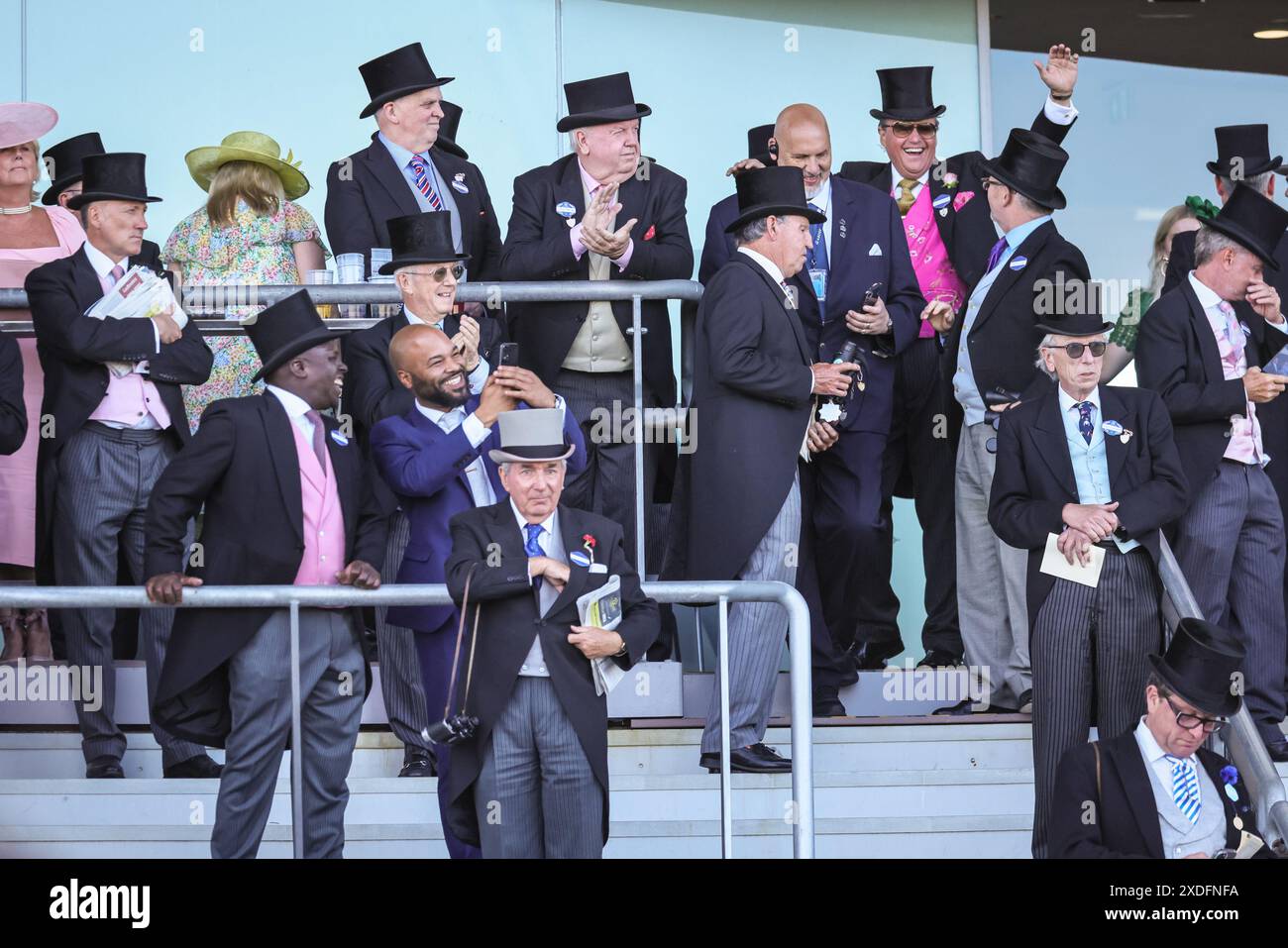 Gentlemen in morning suits and top hats, racegoers at Royal Ascot ...