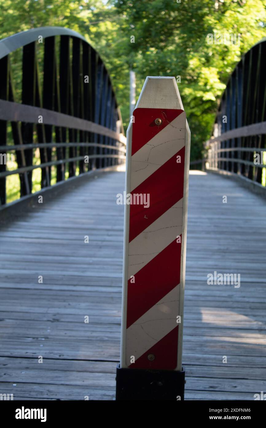 Path divider hi-res stock photography and images - Alamy