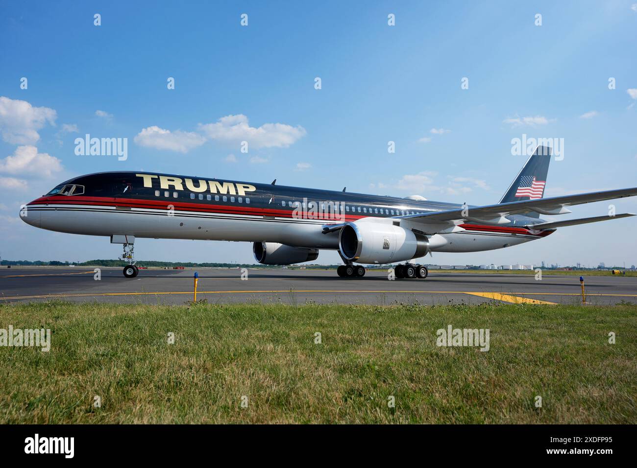 A plane carrying Republican presidential candidate former President ...