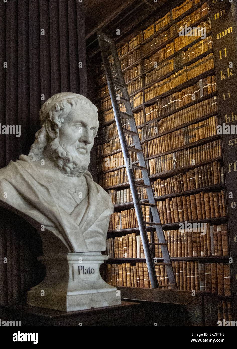 Trinity college library dublin hi-res stock photography and images - Alamy