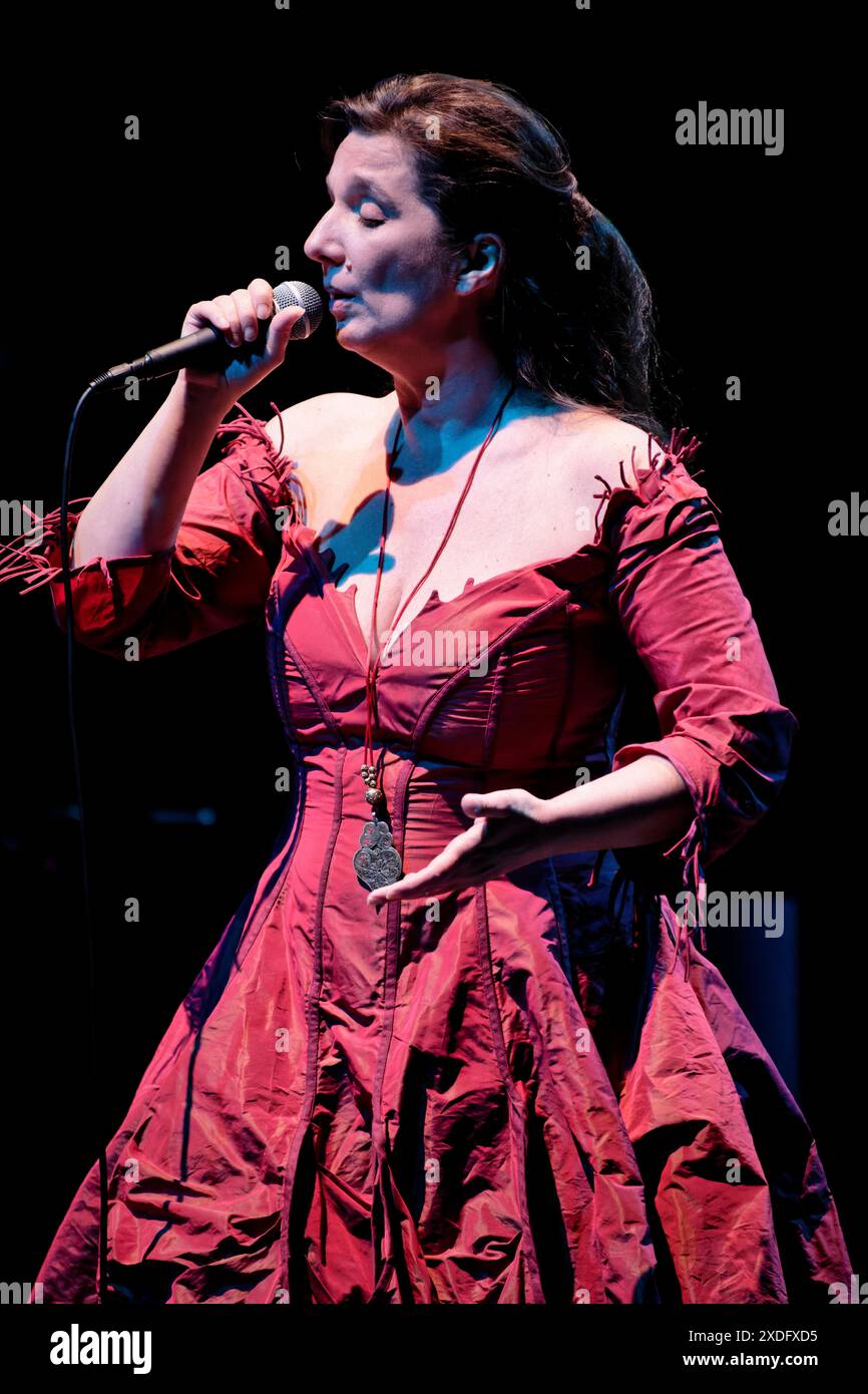 Dulce performer hi-res stock photography and images - Alamy