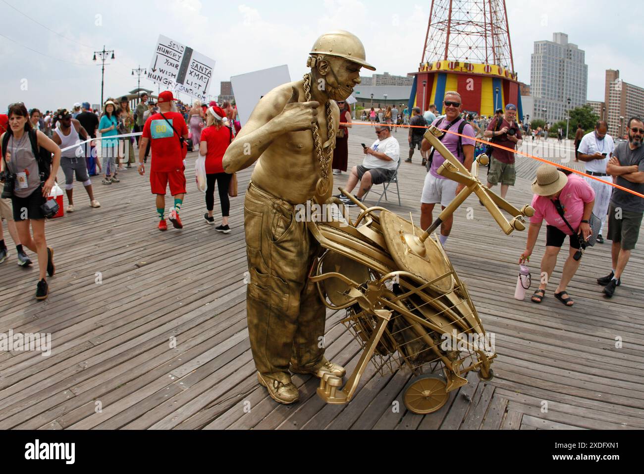 Parade 2024 attractions hi-res stock photography and images - Alamy