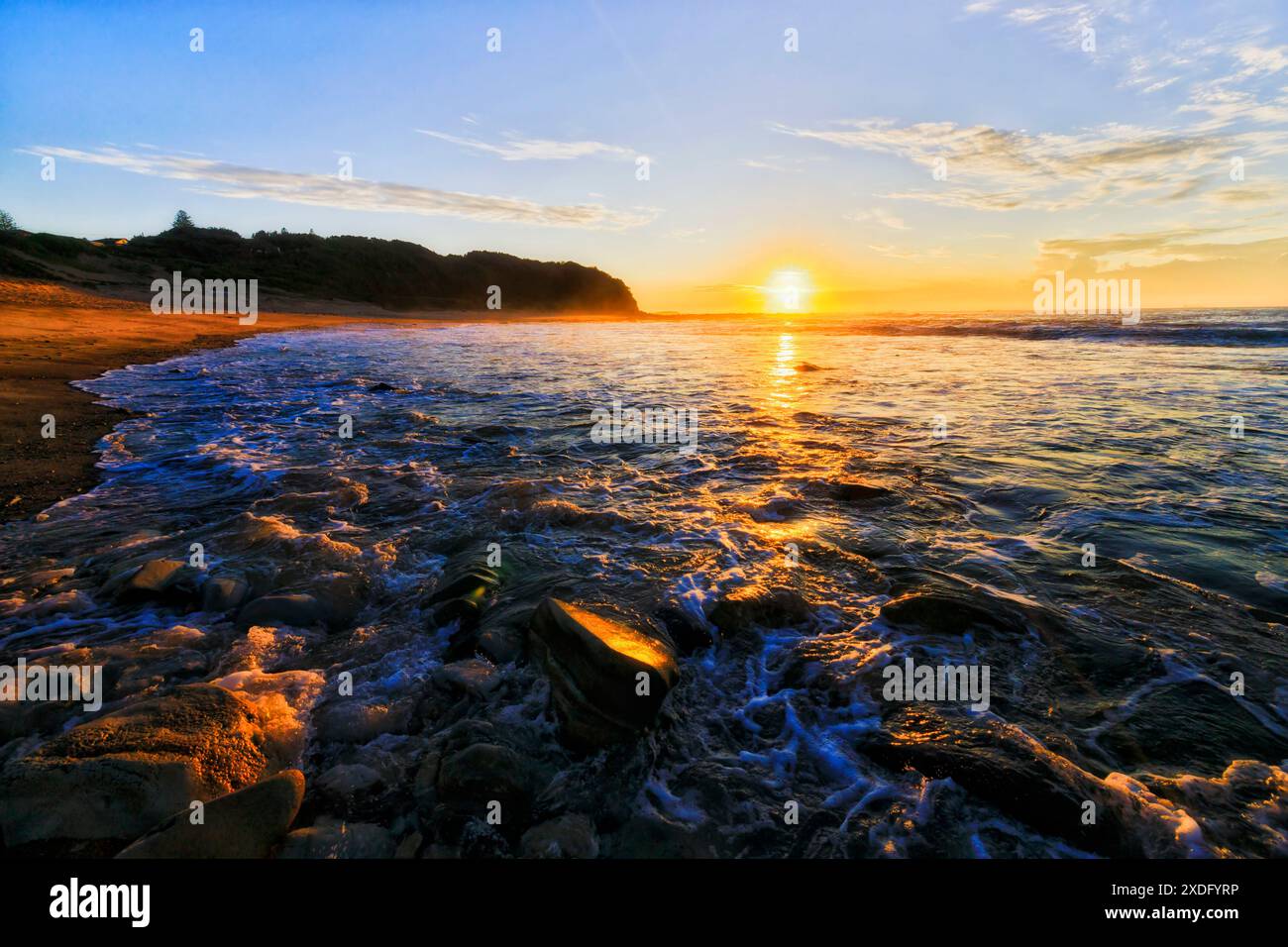 Rising sun over Pacific ocean horizon off Hams Beach in Australia ...