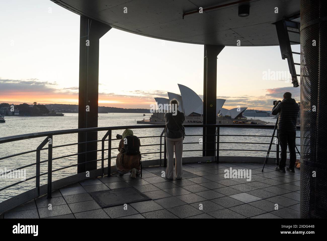 People photograph the Sydney Opera House Stock Photo - Alamy