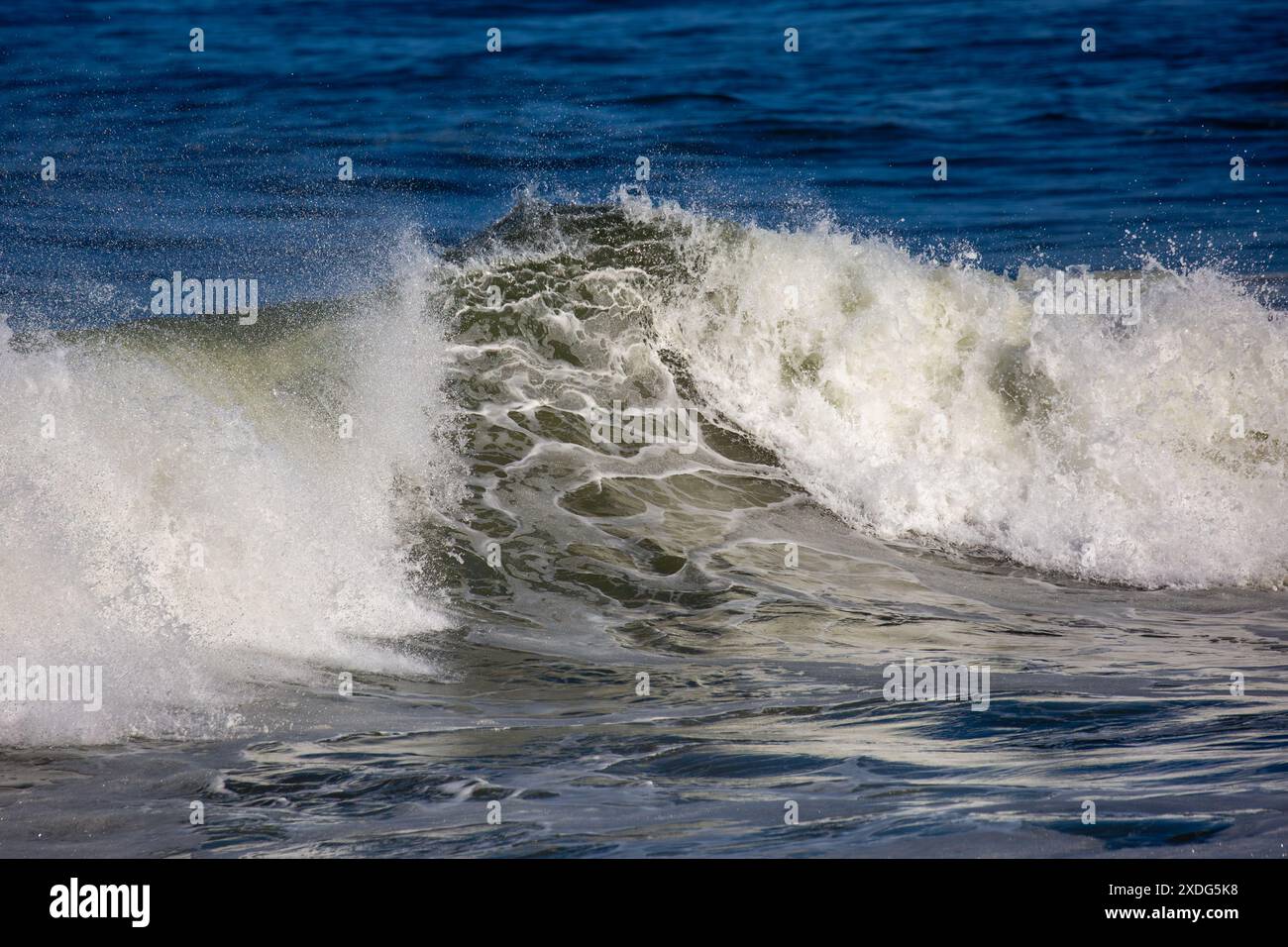 Wave motion horizontal hi-res stock photography and images - Alamy