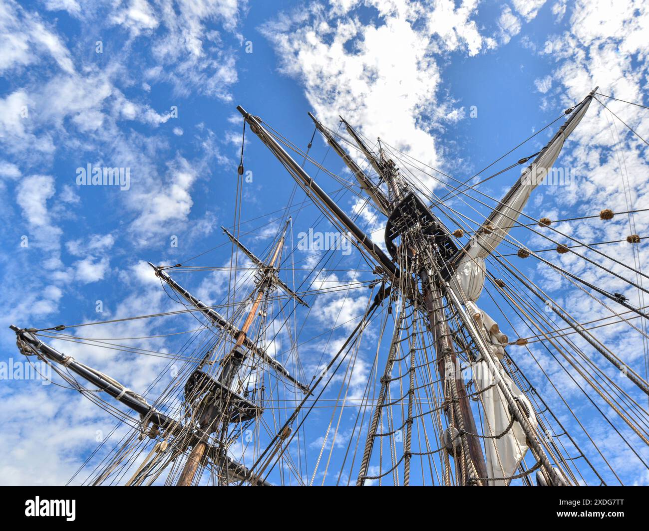 Old sailing ship rigging hi-res stock photography and images - Alamy