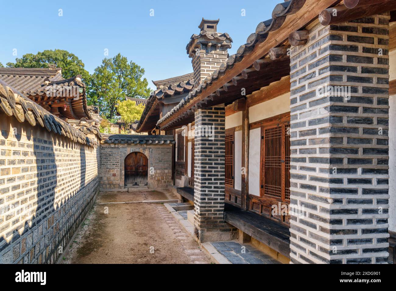 Awesome colorful building of Changdeokgung Palace. Traditional Korean ...
