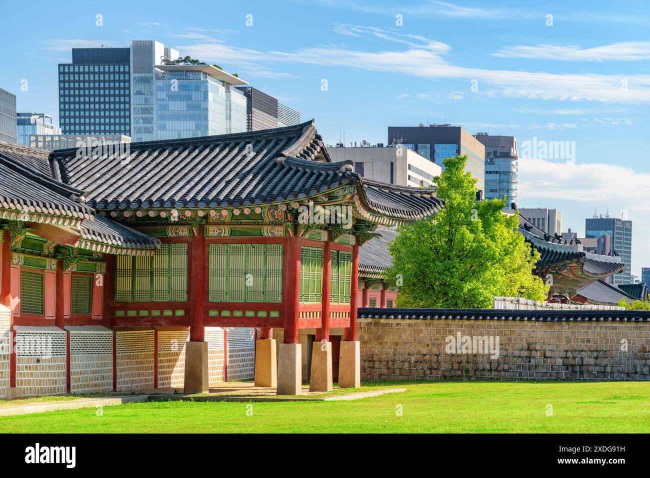 Gorgeous view of colorful building and courtyard of Gyeongbokgung ...