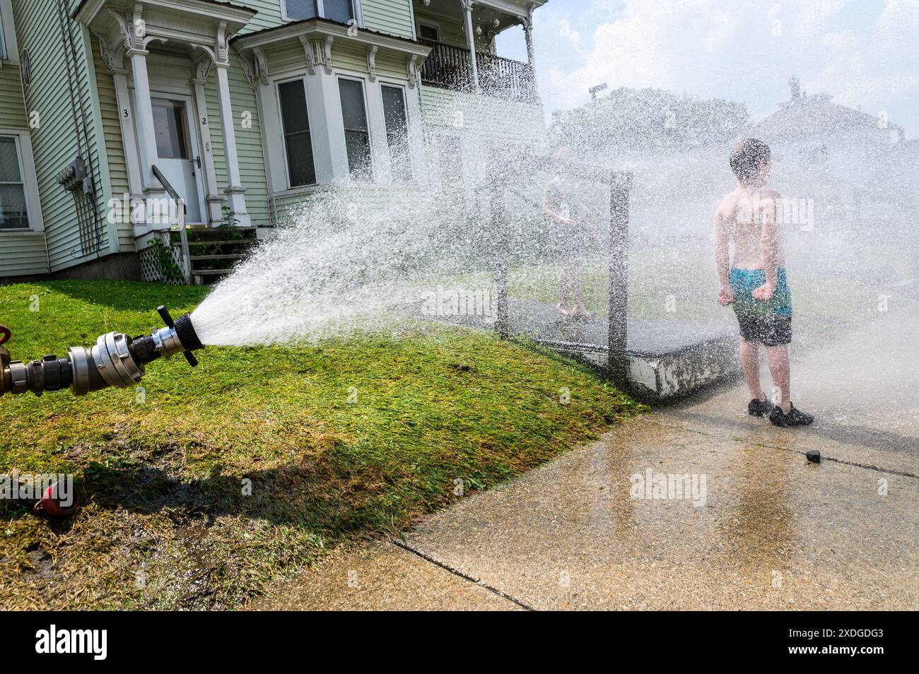 Kids playing in fire hydrant hi-res stock photography and images - Alamy