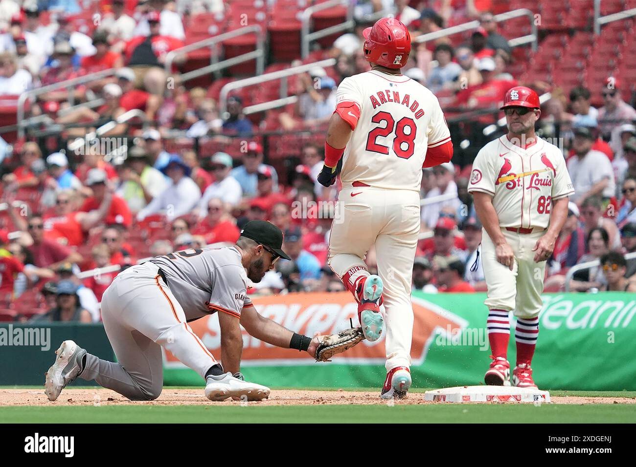 San Francisco Giants first baseman David Villar puts the late tag on St ...
