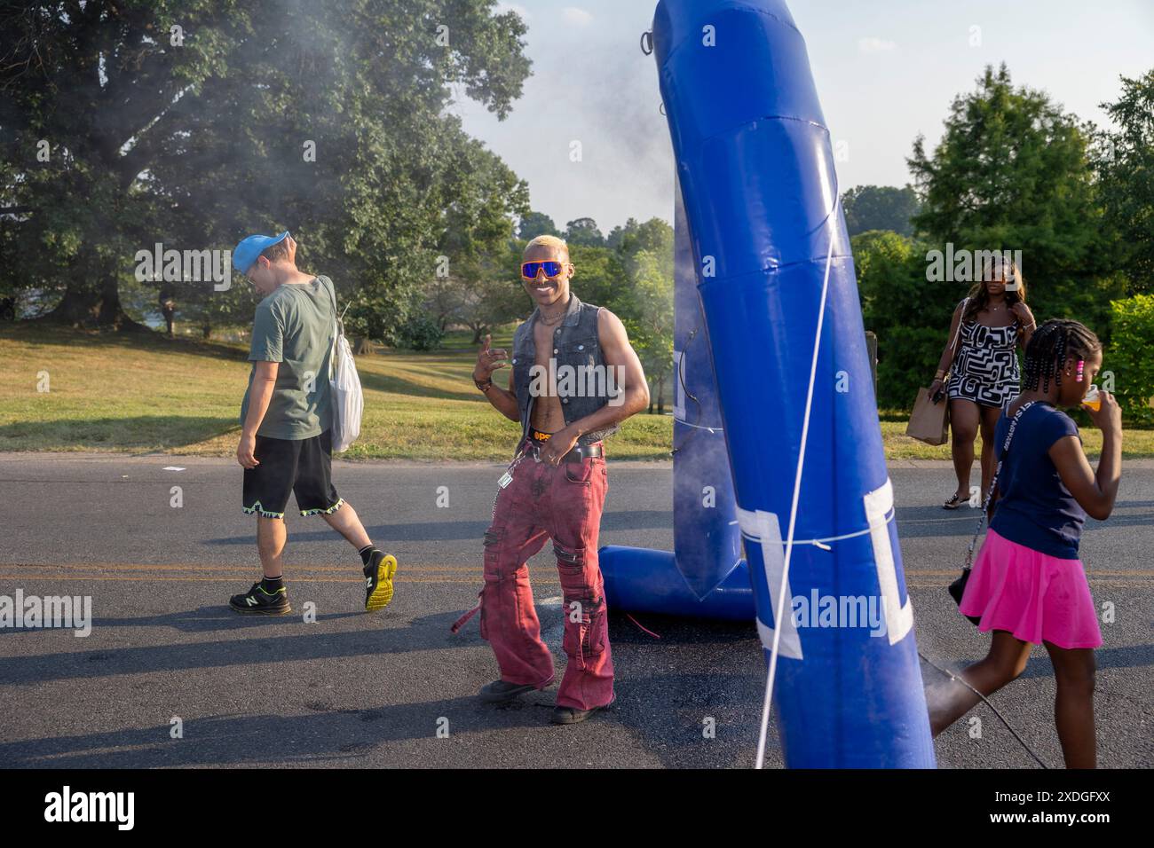Pedestrians walk through water hi-res stock photography and images - Alamy