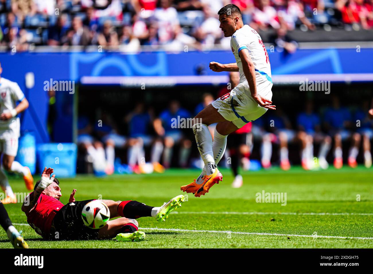 Guram Kashia (Georgien, #04) blockt Torschuss/Torchance Patrick Schick ...