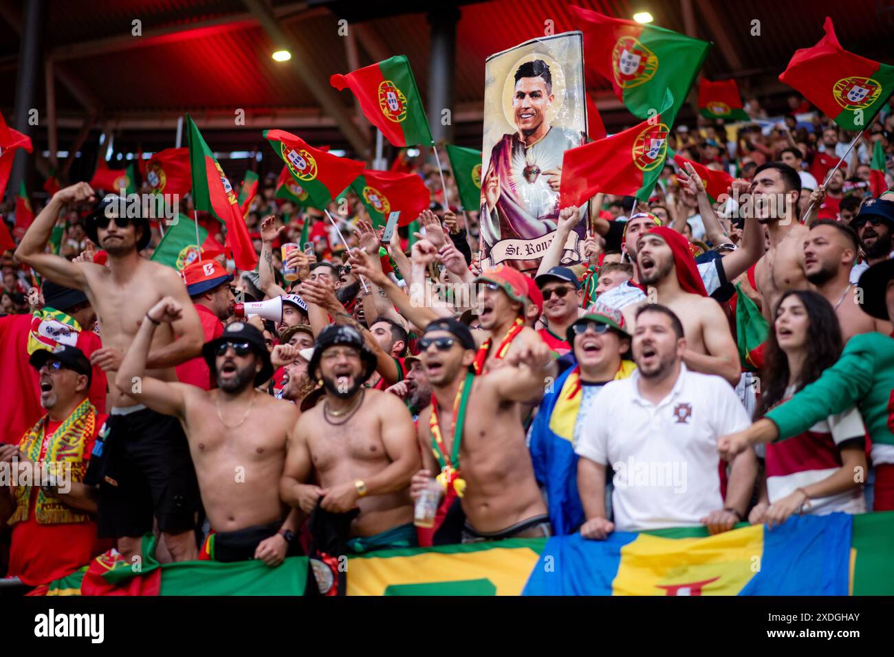 Fans / Ultras von Portugal mit Cristiano Ronaldo (Portugal, #07) als ...