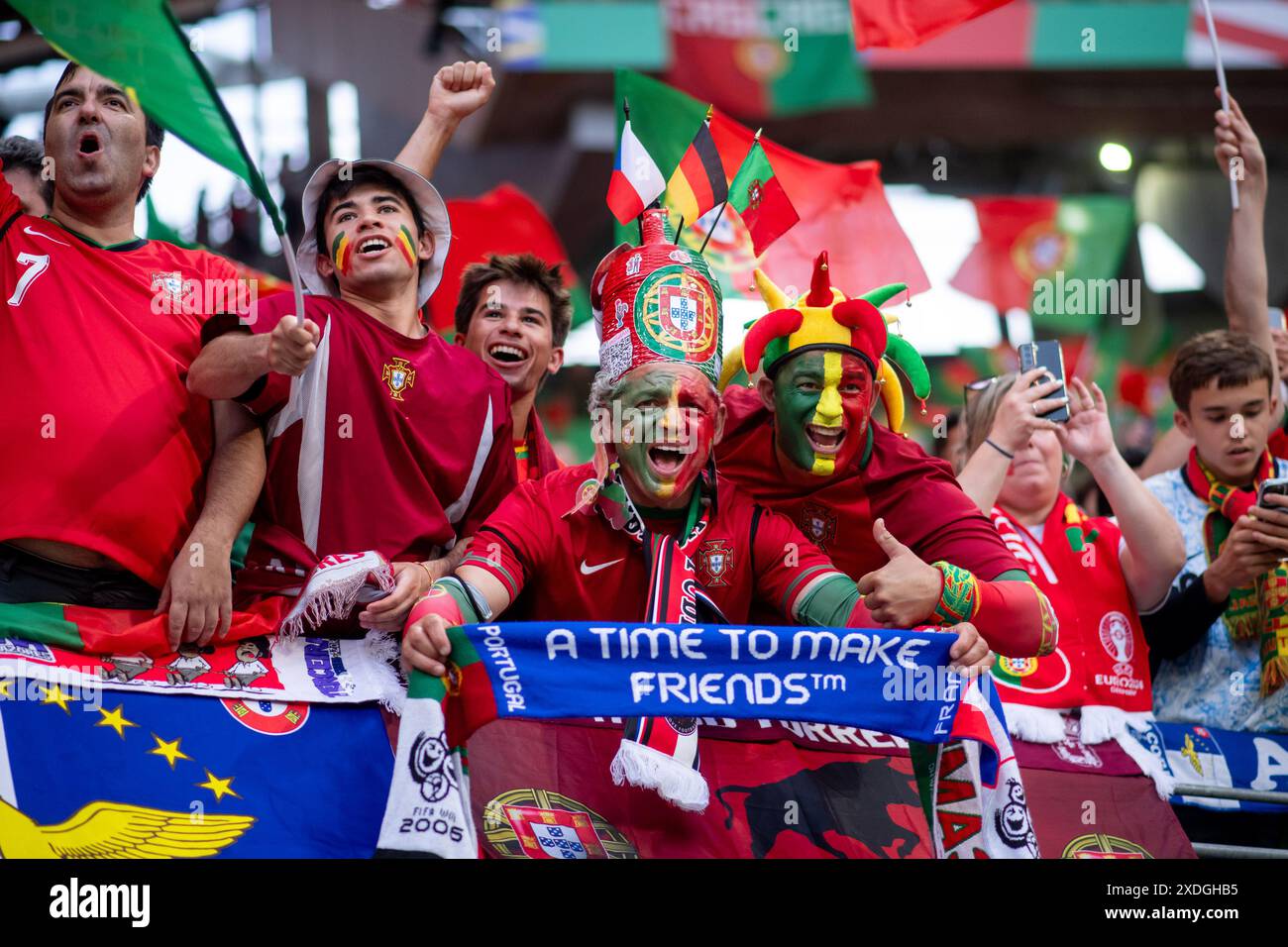 Fans von Portugal mit A time to make Friends Schal, GER, Portugal (POR ...