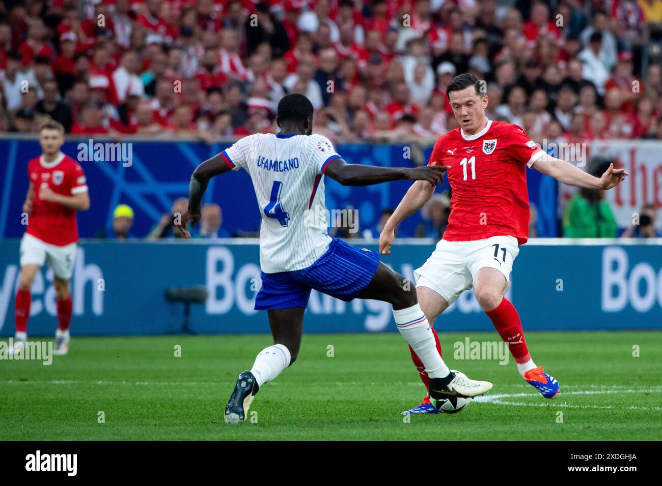 Michael Gregoritsch (Oesterreich, #11) im Zweikampf mit Dayot Upamecano ...