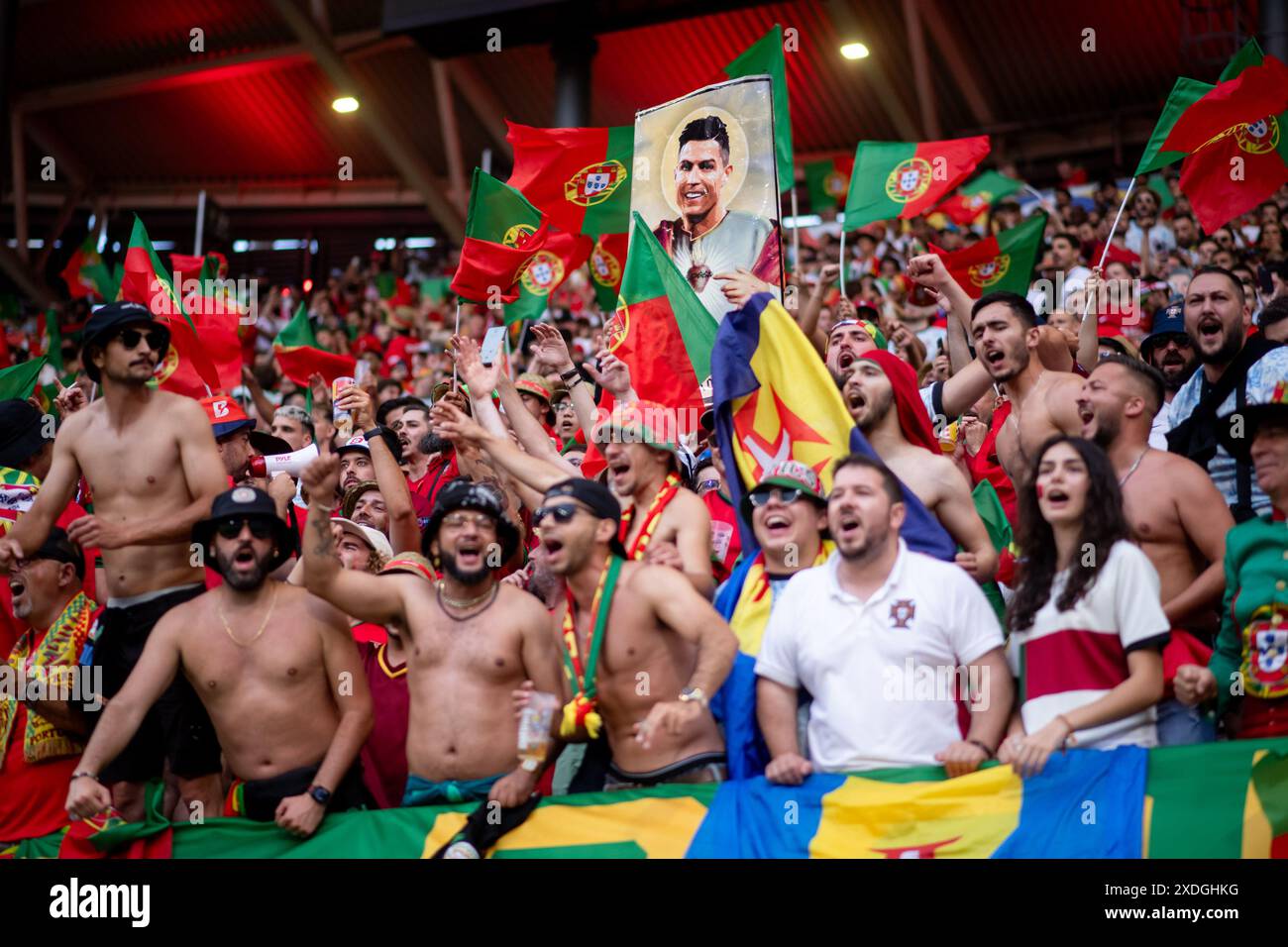 Fans / Ultras von Portugal mit Cristiano Ronaldo (Portugal, #07) als ...