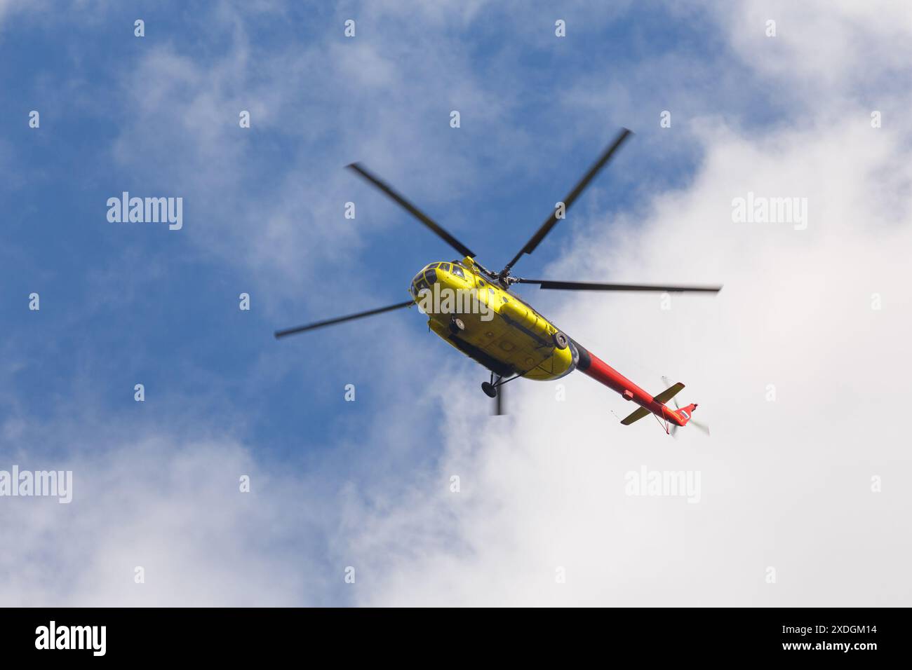 Yellow helicopter blue sky hi-res stock photography and images - Alamy