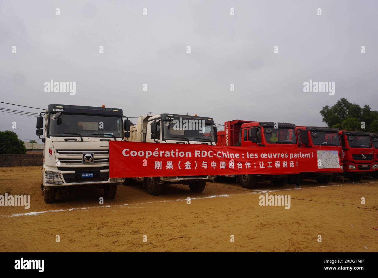 (240623) -- KINSHASA, June 23, 2024 (Xinhua) -- Trucks and a banner are ...