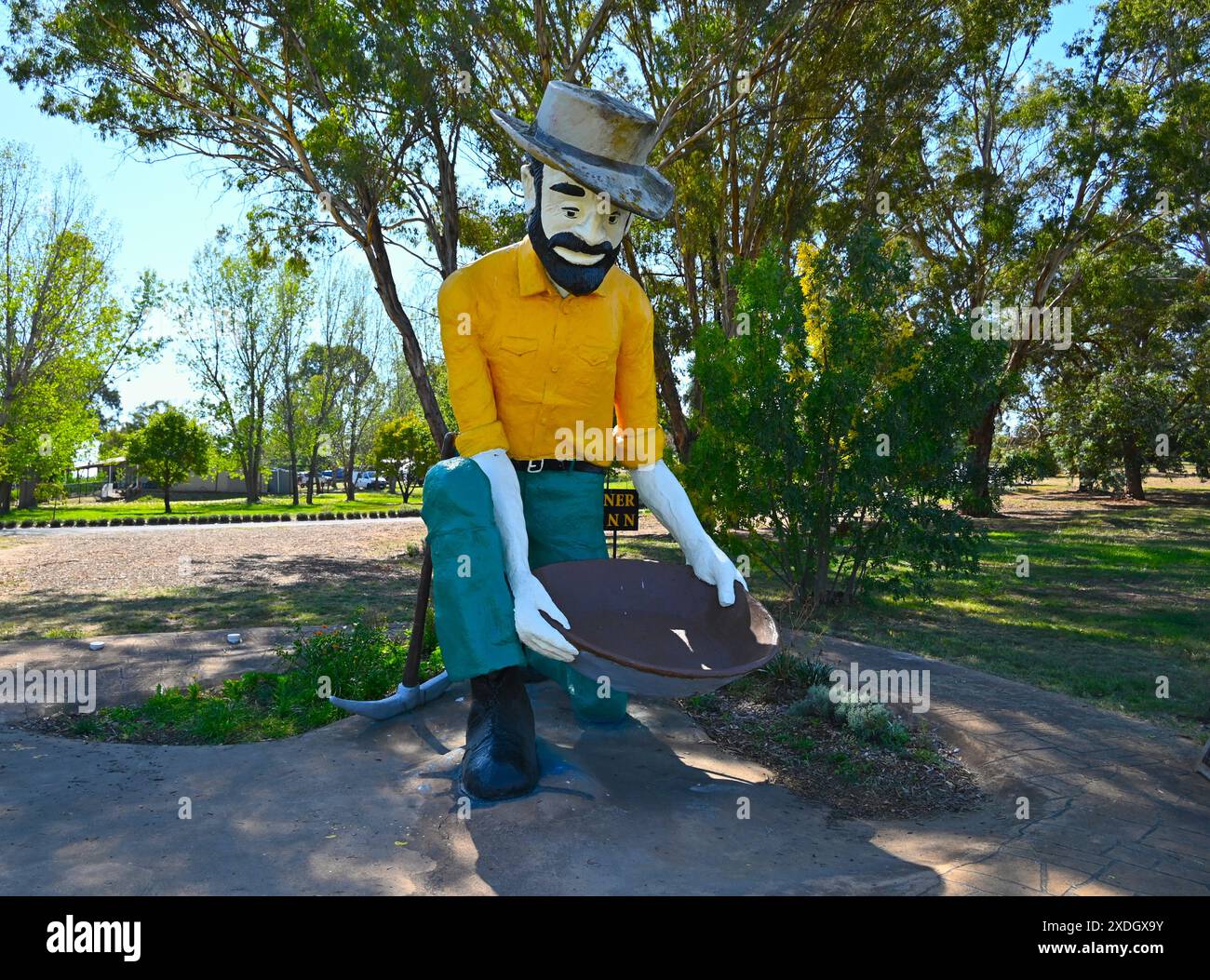 Large kneeling statue hi-res stock photography and images - Alamy