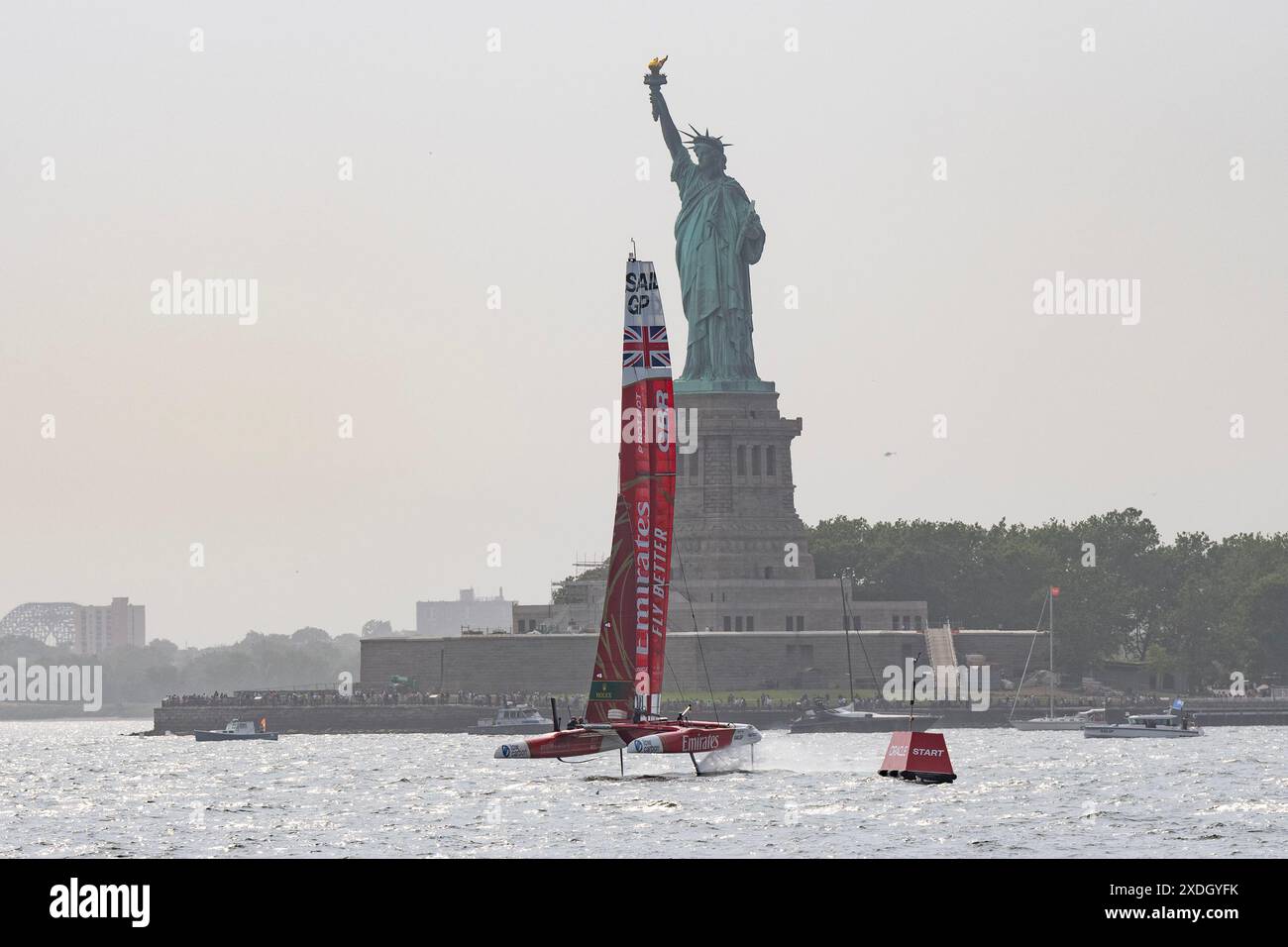 Sailing yacht statue liberty hi-res stock photography and images - Alamy