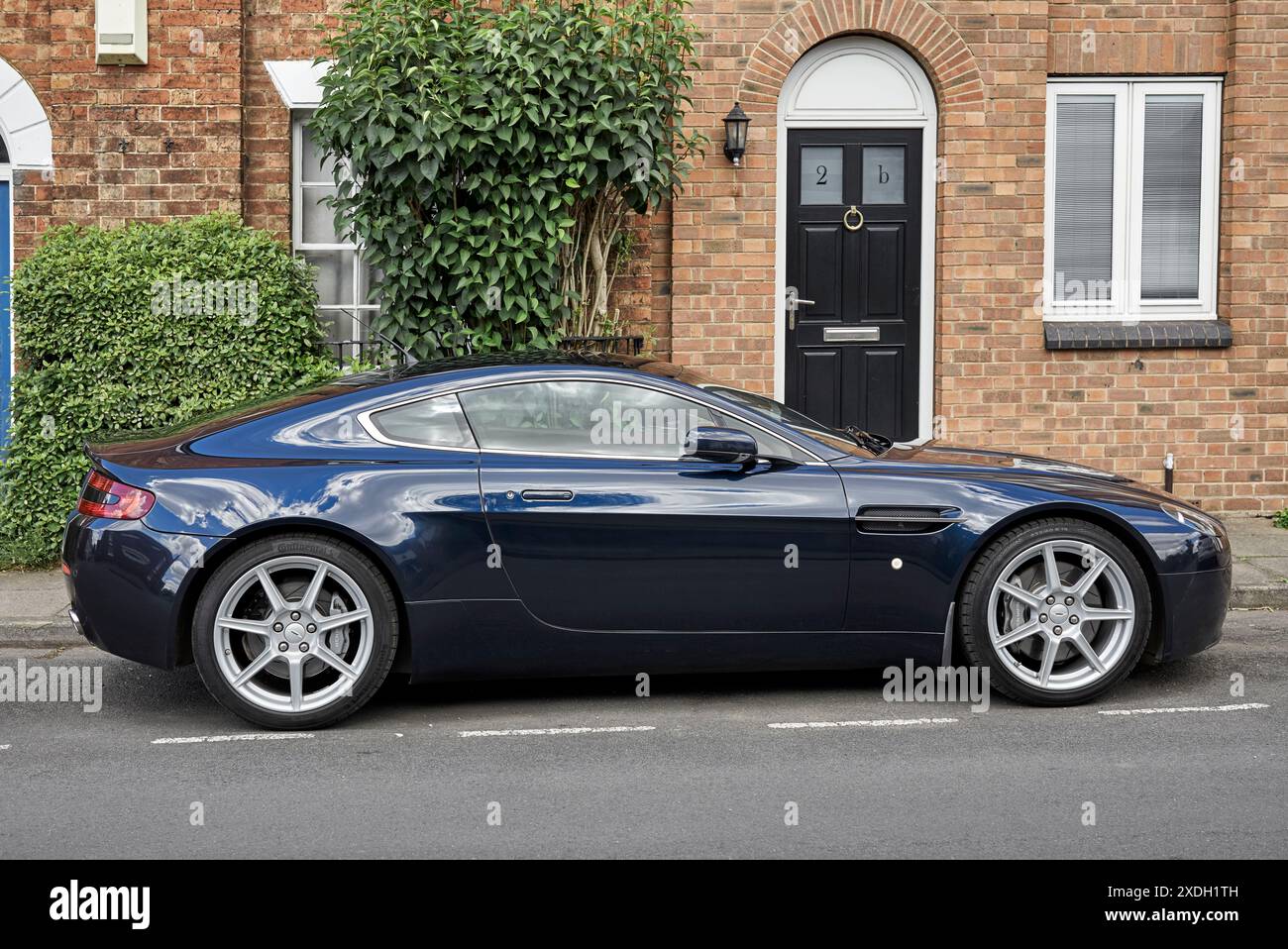 ASTON MARTIN V8 VANTAGE Blue 2006 Stock Photo - Alamy