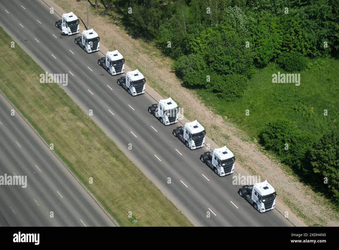 Open commercial car carrier trailers hi-res stock photography and ...