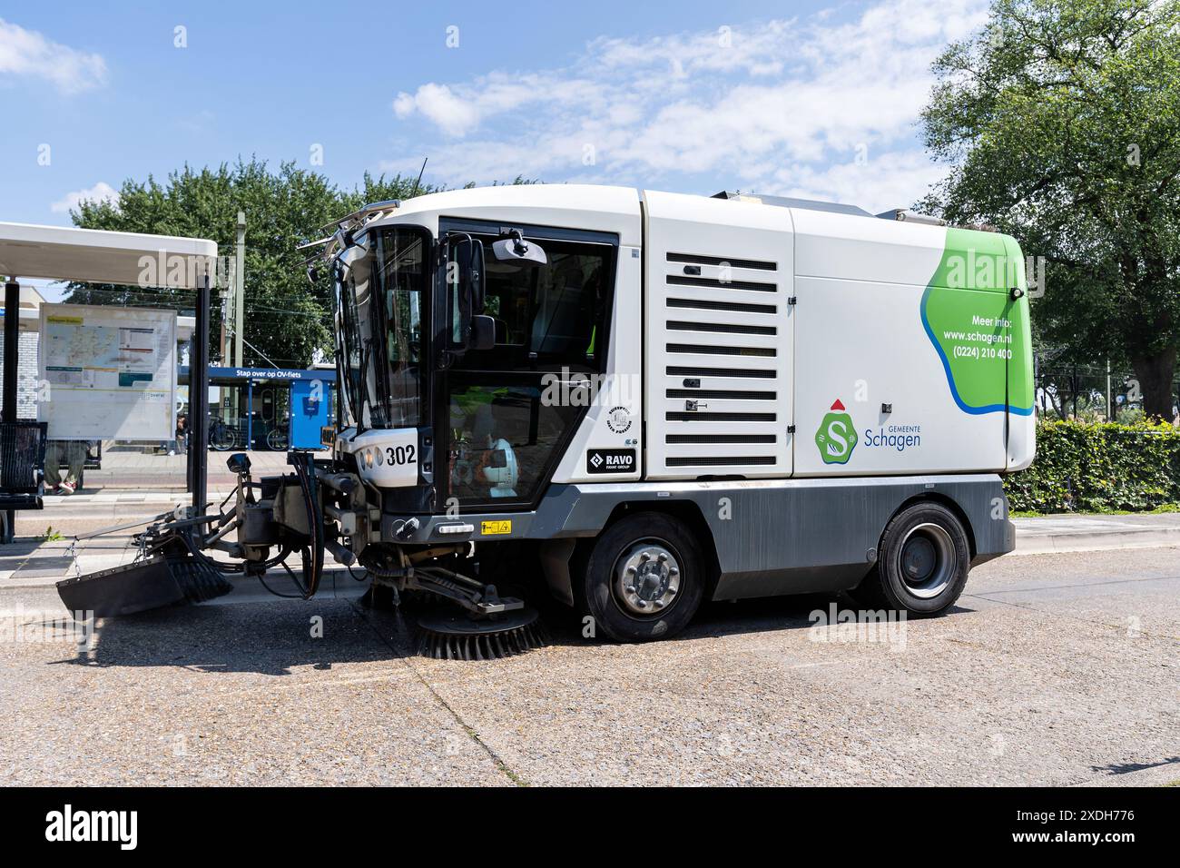 Street sweeper truck hi-res stock photography and images - Alamy