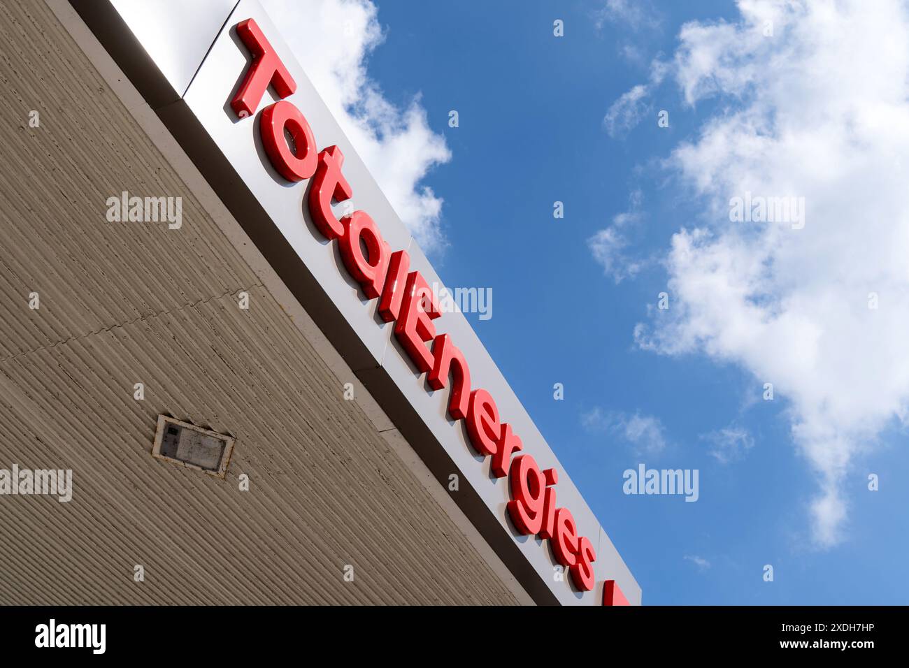 Totalenergies logo hi-res stock photography and images - Alamy