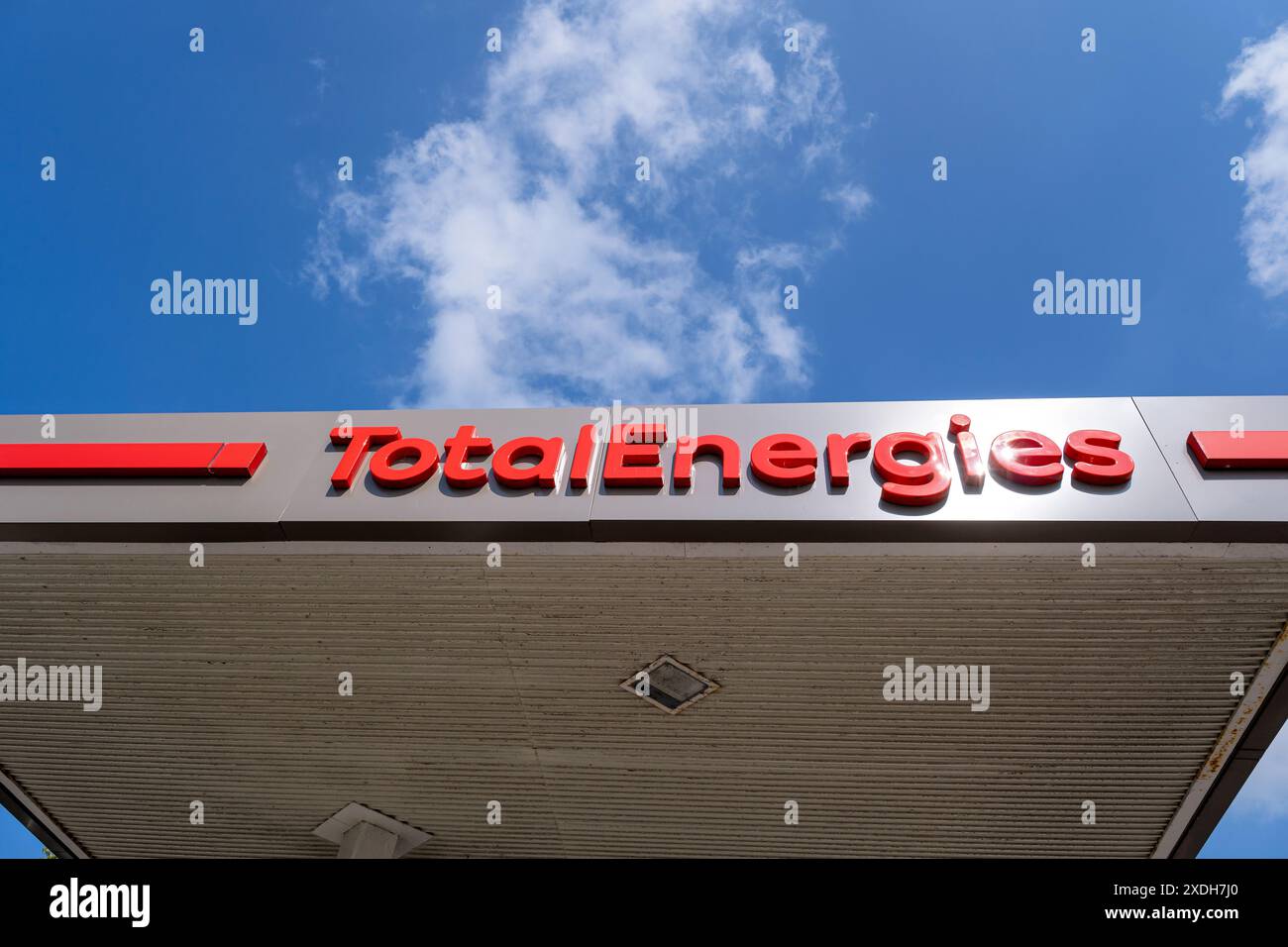 Totalenergies logo hi-res stock photography and images - Alamy
