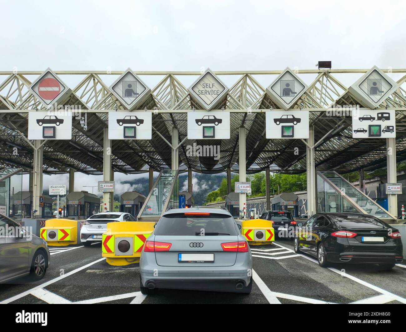 Brenner pass austria traffic jam hi-res stock photography and images ...