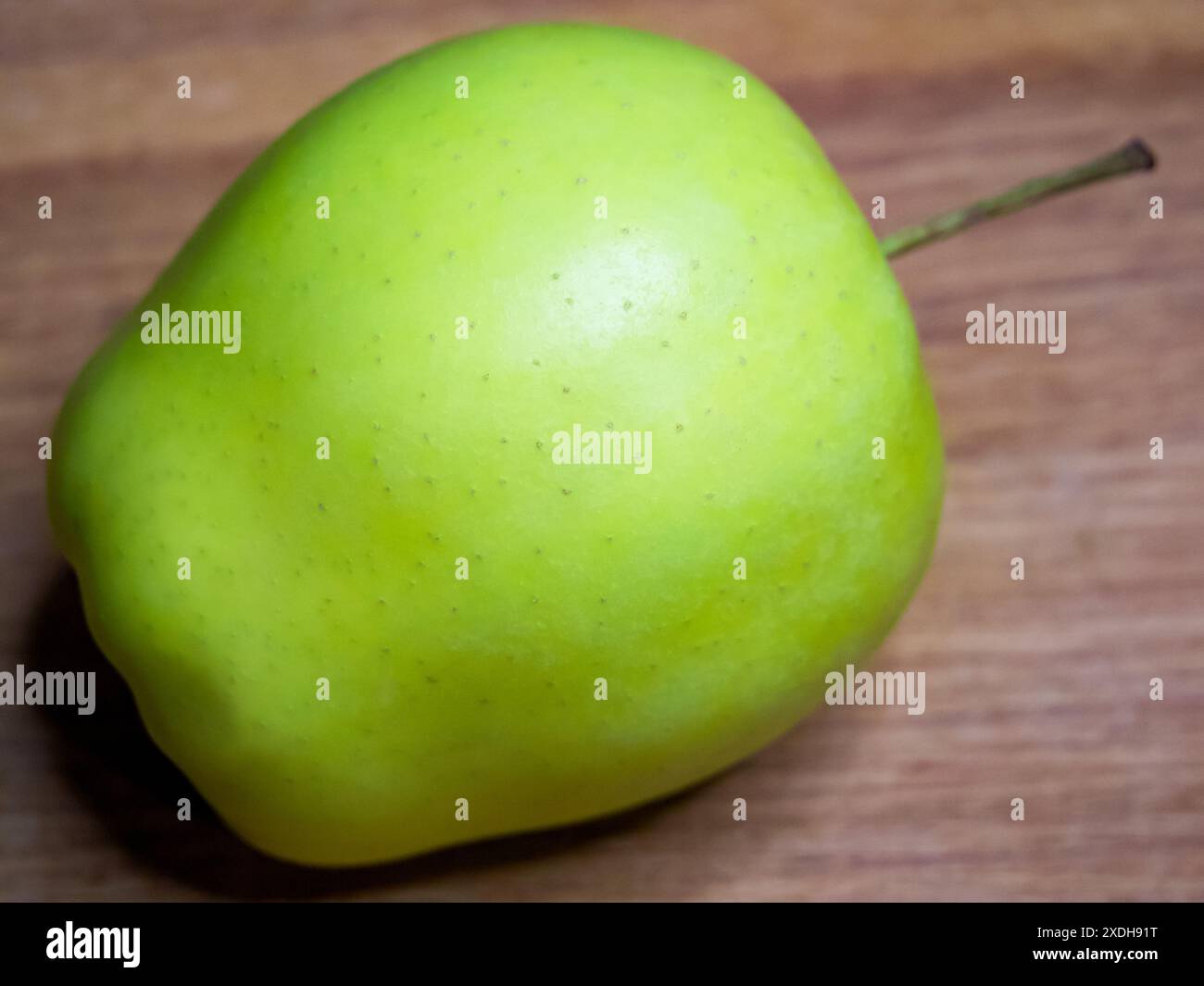 Green apple on wood, representing eco-friendly and sustainable food ...
